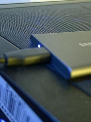 SAMSUNG T7 Portable 1TB USB 3.2 External SSD MU-PC1T0T/AM : Target