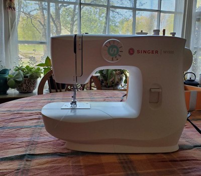 Singer M1500 Portable Sewing Machine With 57 Stitch Applications, Pack ...