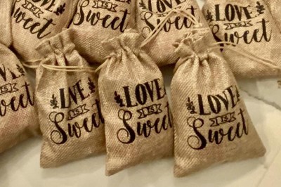 Sparkle And Bash 30 Pack Small Burlap Gift Bags With Drawstring For ...