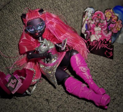 Monster High 12.7" Catty Noir Fashion Doll Pink Hair/pink Eyes With Pet ...