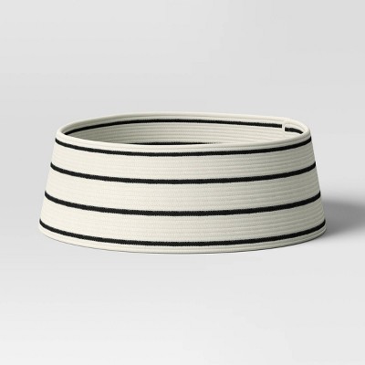 9 Stylish Tree Collars to Dress up Your Christmas Tree